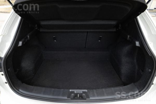 White Nissan Qashqai 2016 in Tukums, with an engine capacity of 1.20 L and mileage of 133 thousand km for 10500 €, photo 5 on AUTOMOTO.COM.LV