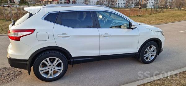 White Nissan Qashqai 2016 in Riga, with an engine capacity of 1.60 L and mileage of 175 thousand km for 11200 €, photo 1 on AUTOMOTO.COM.LV