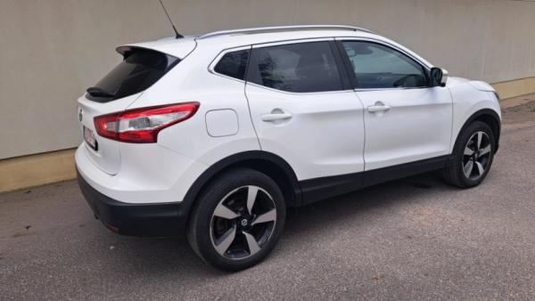White Nissan Qashqai 2016 in Riga, with an engine capacity of 1.60 L and mileage of 189 thousand km for 10550 €, photo 7 on AUTOMOTO.COM.LV