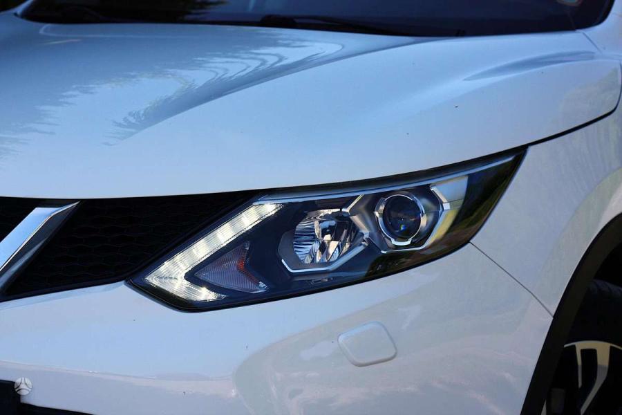 White Nissan Qashqai 2016 in Kretinga, with an engine capacity of 1.20 L and mileage of 123 thousand km for 9199 €, photo 4 on AUTOMOTO.COM.LV