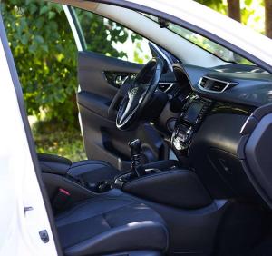 White Nissan Qashqai 2016 in Kretinga, with an engine capacity of 1.20 L and mileage of 123 thousand km for 9199 €, photo 41 on AUTOMOTO.COM.LV