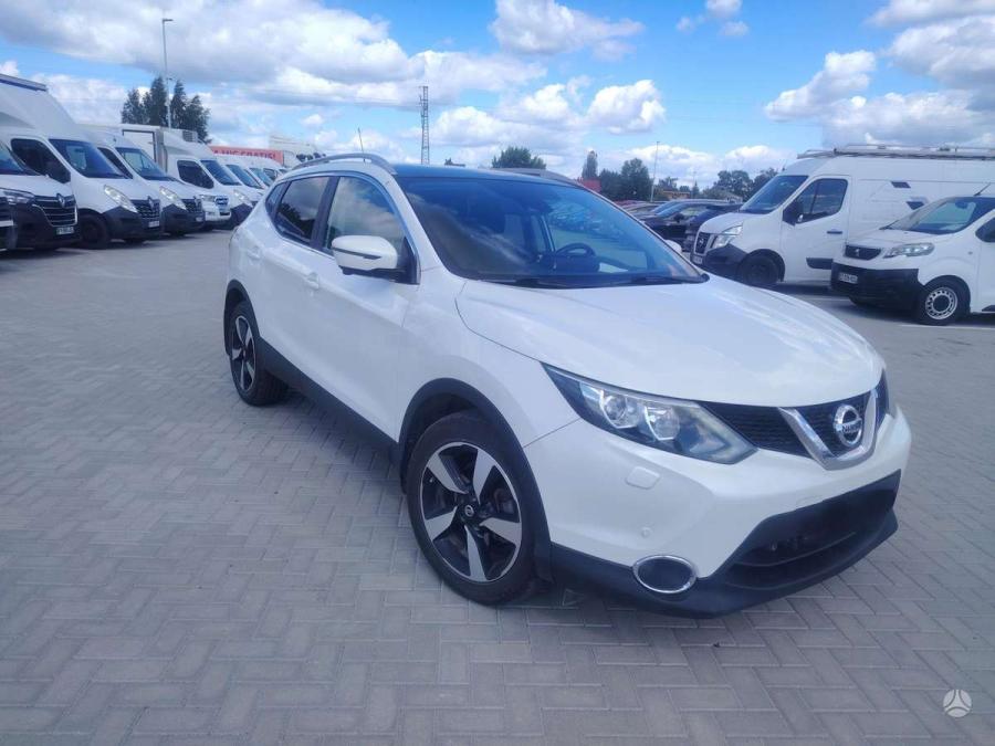 White Nissan Qashqai 2016 in Taurage, with an engine capacity of 1.46 L and mileage of 260 thousand km for 7700 €, photo 1 on AUTOMOTO.COM.LV