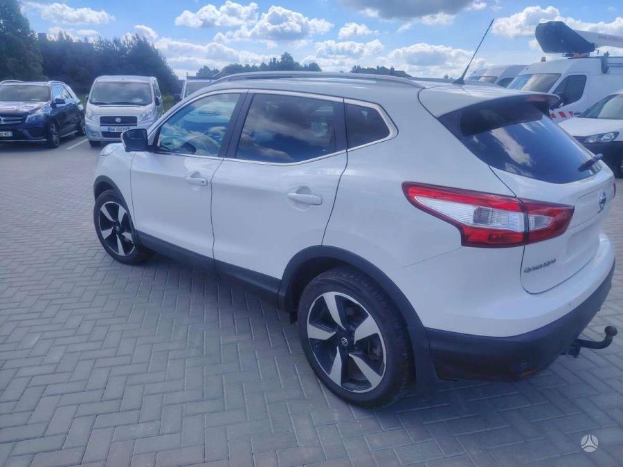 White Nissan Qashqai 2016 in Taurage, with an engine capacity of 1.46 L and mileage of 260 thousand km for 7700 €, photo 4 on AUTOMOTO.COM.LV
