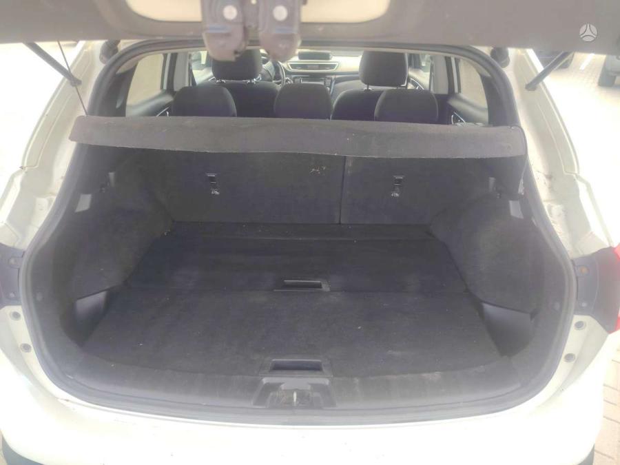 White Nissan Qashqai 2016 in Taurage, with an engine capacity of 1.46 L and mileage of 260 thousand km for 7700 €, photo 8 on AUTOMOTO.COM.LV