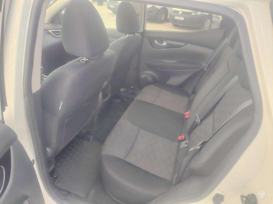 White Nissan Qashqai 2016 in Taurage, with an engine capacity of 1.46 L and mileage of 260 thousand km for 7700 €, photo 9 on AUTOMOTO.COM.LV