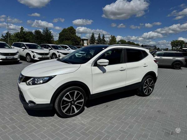 White Nissan Qashqai 2016 in Telschi, with an engine capacity of 1.60 L and mileage of 202 thousand km for 7700 €, photo 2 on AUTOMOTO.COM.LV