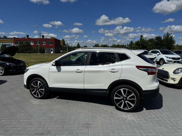 White Nissan Qashqai 2016 in Telschi, with an engine capacity of 1.60 L and mileage of 202 thousand km for 7700 €, photo 3 on AUTOMOTO.COM.LV