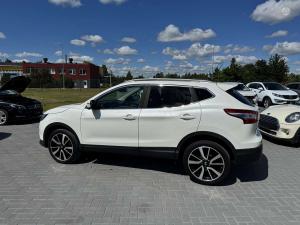 White Nissan Qashqai 2016 in Telschi, with an engine capacity of 1.60 L and mileage of 202 thousand km for 7700 €, photo 4 on AUTOMOTO.COM.LV