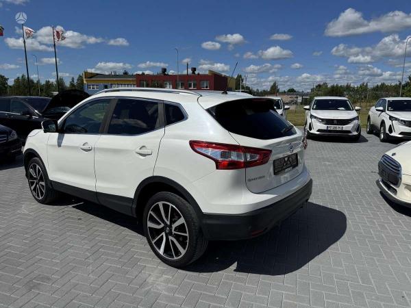 White Nissan Qashqai 2016 in Telschi, with an engine capacity of 1.60 L and mileage of 202 thousand km for 7700 €, photo 4 on AUTOMOTO.COM.LV