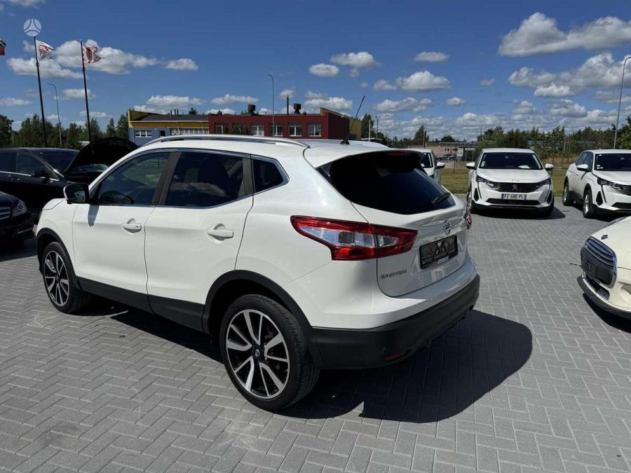 White Nissan Qashqai 2016 in Telschi, with an engine capacity of 1.60 L and mileage of 202 thousand km for 7700 €, photo 5 on AUTOMOTO.COM.LV