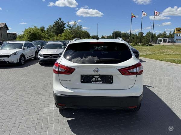 White Nissan Qashqai 2016 in Telschi, with an engine capacity of 1.60 L and mileage of 202 thousand km for 7700 €, photo 5 on AUTOMOTO.COM.LV