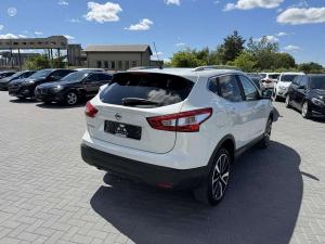 White Nissan Qashqai 2016 in Telschi, with an engine capacity of 1.60 L and mileage of 202 thousand km for 7700 €, photo 7 on AUTOMOTO.COM.LV