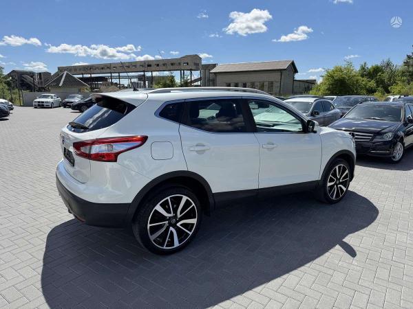 White Nissan Qashqai 2016 in Telschi, with an engine capacity of 1.60 L and mileage of 202 thousand km for 7700 €, photo 7 on AUTOMOTO.COM.LV
