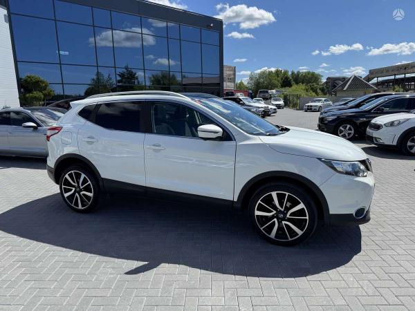 White Nissan Qashqai 2016 in Telschi, with an engine capacity of 1.60 L and mileage of 202 thousand km for 7700 €, photo 8 on AUTOMOTO.COM.LV