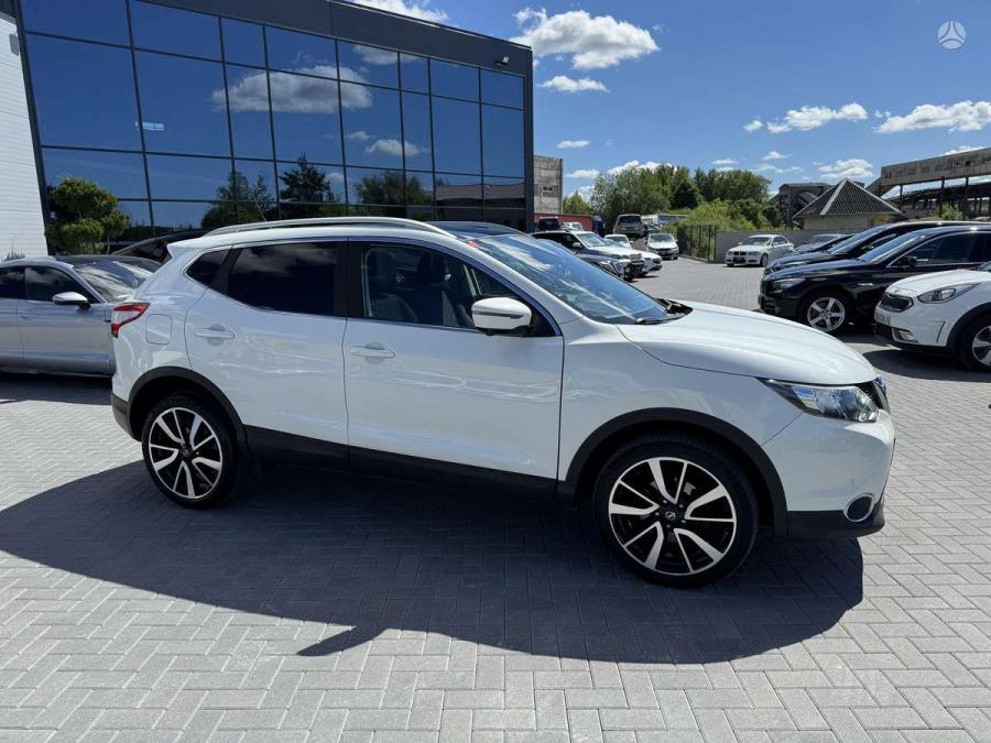 White Nissan Qashqai 2016 in Telschi, with an engine capacity of 1.60 L and mileage of 202 thousand km for 7700 €, photo 9 on AUTOMOTO.COM.LV