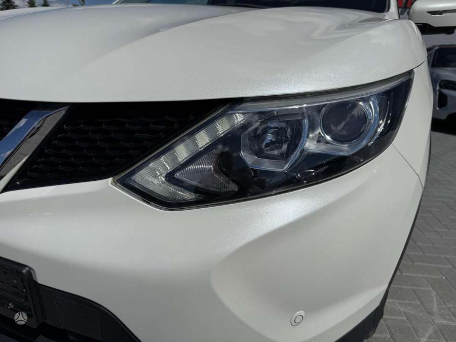 White Nissan Qashqai 2016 in Telschi, with an engine capacity of 1.60 L and mileage of 202 thousand km for 7700 €, photo 12 on AUTOMOTO.COM.LV