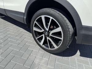 White Nissan Qashqai 2016 in Telschi, with an engine capacity of 1.60 L and mileage of 202 thousand km for 7700 €, photo 16 on AUTOMOTO.COM.LV