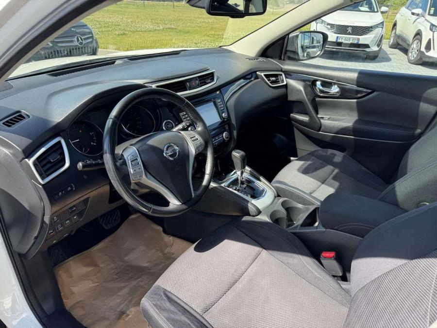 White Nissan Qashqai 2016 in Telschi, with an engine capacity of 1.60 L and mileage of 202 thousand km for 7700 €, photo 22 on AUTOMOTO.COM.LV