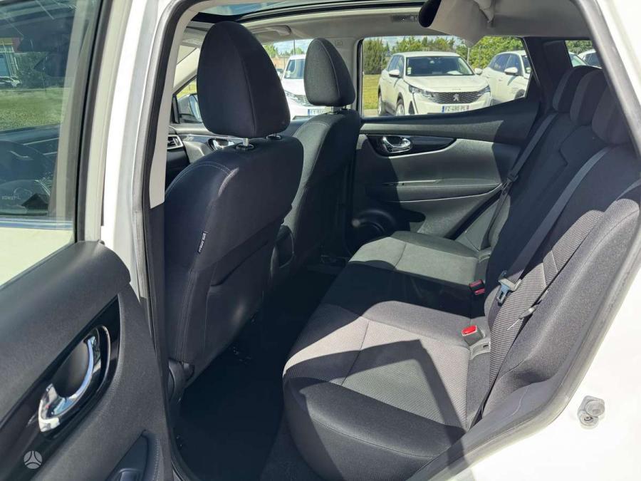 White Nissan Qashqai 2016 in Telschi, with an engine capacity of 1.60 L and mileage of 202 thousand km for 7700 €, photo 24 on AUTOMOTO.COM.LV