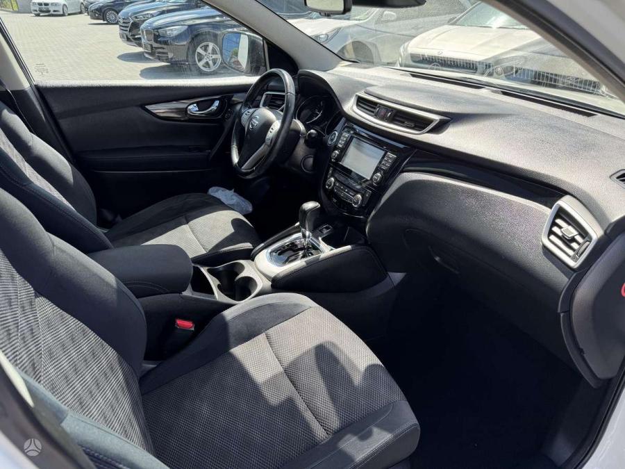 White Nissan Qashqai 2016 in Telschi, with an engine capacity of 1.60 L and mileage of 202 thousand km for 7700 €, photo 28 on AUTOMOTO.COM.LV