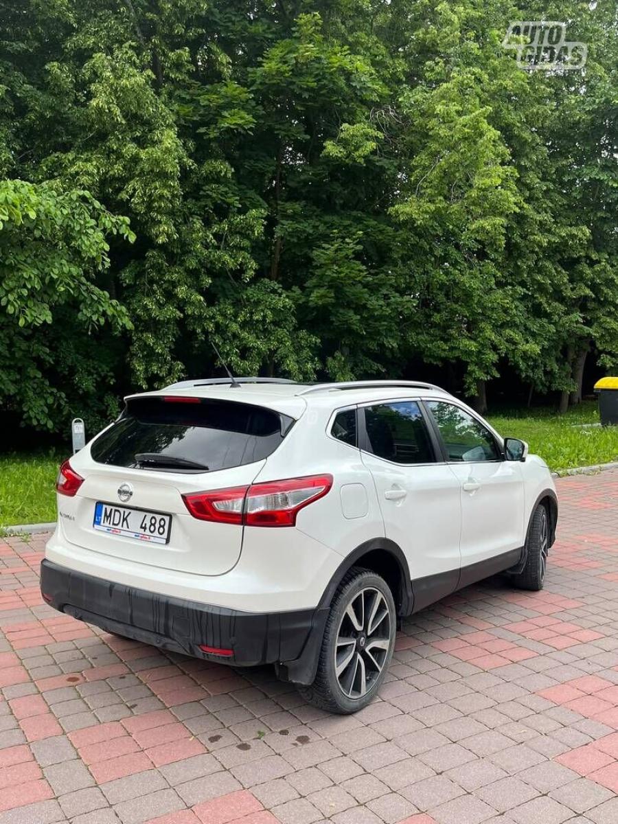 White Nissan Qashqai 2016 in Vilnius, with an engine capacity of 1.20 L and mileage of 163 thousand km for 8850 €, photo 4 on AUTOMOTO.COM.LV