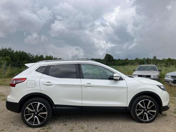 White Nissan Qashqai 2016 in Prienai, with an engine capacity of 1.60 L and mileage of 198 thousand km for 9999 €, photo 2 on AUTOMOTO.COM.LV