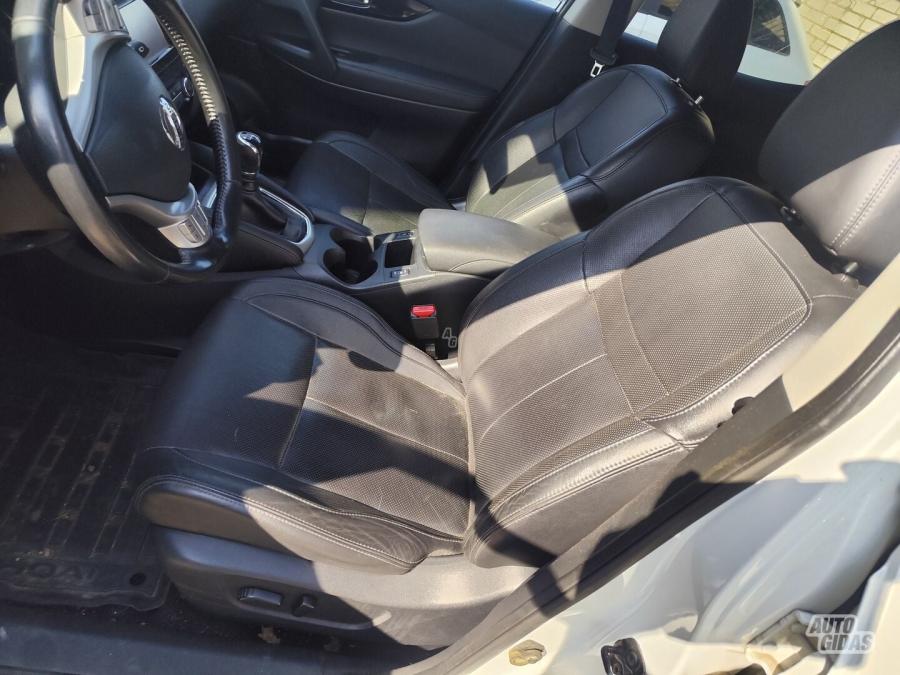 White Nissan Qashqai 2016 in Telschi, with an engine capacity of 1.60 L and mileage of 340 thousand km for 5500 €, photo 11 on AUTOMOTO.COM.LV