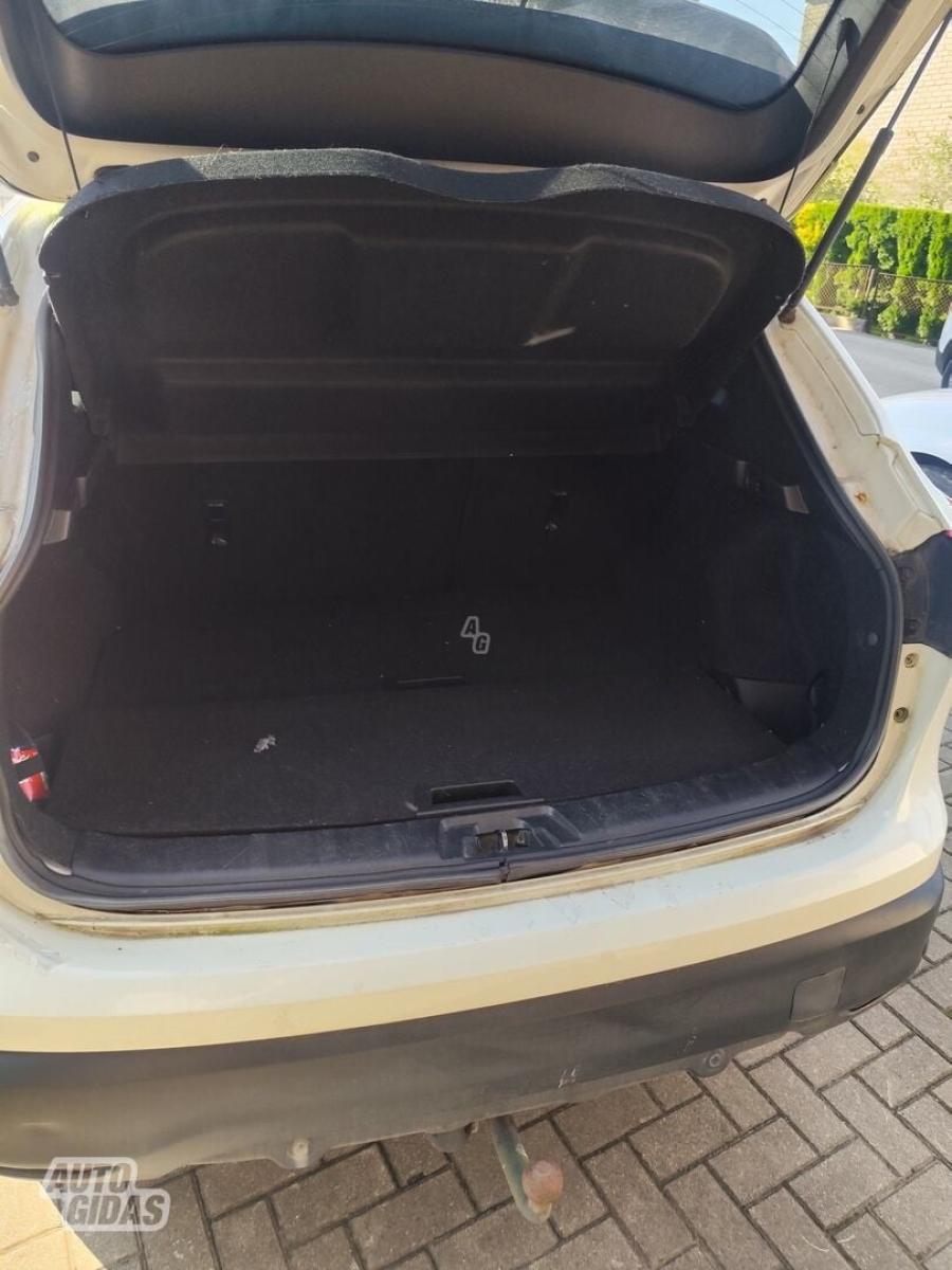 White Nissan Qashqai 2016 in Telschi, with an engine capacity of 1.60 L and mileage of 340 thousand km for 5500 €, photo 19 on AUTOMOTO.COM.LV