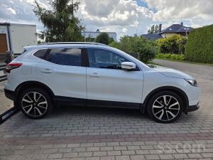 White Nissan Qashqai 2016 in Riga, with an engine capacity of 1.60 L and mileage of 239 thousand km for 9700 €, photo  on AUTOMOTO.COM.LV
