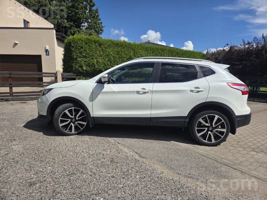 White Nissan Qashqai 2016 in Riga, with an engine capacity of 1.60 L and mileage of 239 thousand km for 9700 €, photo 3 on AUTOMOTO.COM.LV