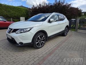 White Nissan Qashqai 2016 in Riga, with an engine capacity of 1.60 L and mileage of 239 thousand km for 9700 €, photo 4 on AUTOMOTO.COM.LV