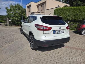 White Nissan Qashqai 2016 in Riga, with an engine capacity of 1.60 L and mileage of 239 thousand km for 9700 €, photo 6 on AUTOMOTO.COM.LV