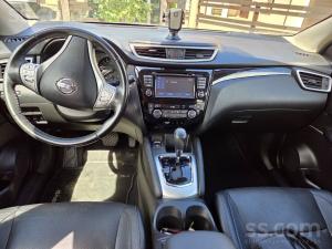 White Nissan Qashqai 2016 in Riga, with an engine capacity of 1.60 L and mileage of 239 thousand km for 9700 €, photo 7 on AUTOMOTO.COM.LV
