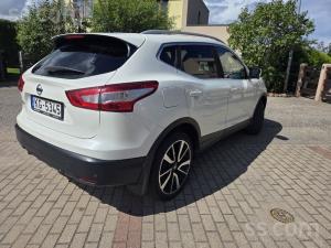 White Nissan Qashqai 2016 in Riga, with an engine capacity of 1.60 L and mileage of 239 thousand km for 9700 €, photo 8 on AUTOMOTO.COM.LV