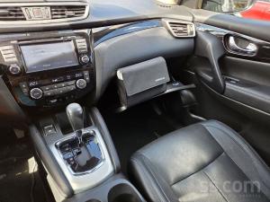 White Nissan Qashqai 2016 in Riga, with an engine capacity of 1.60 L and mileage of 239 thousand km for 9700 €, photo 10 on AUTOMOTO.COM.LV