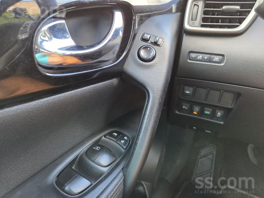 White Nissan Qashqai 2016 in Riga, with an engine capacity of 1.60 L and mileage of 239 thousand km for 9700 €, photo 11 on AUTOMOTO.COM.LV