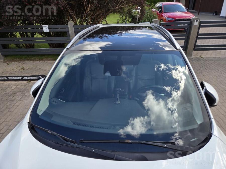 White Nissan Qashqai 2016 in Riga, with an engine capacity of 1.60 L and mileage of 239 thousand km for 9700 €, photo 12 on AUTOMOTO.COM.LV