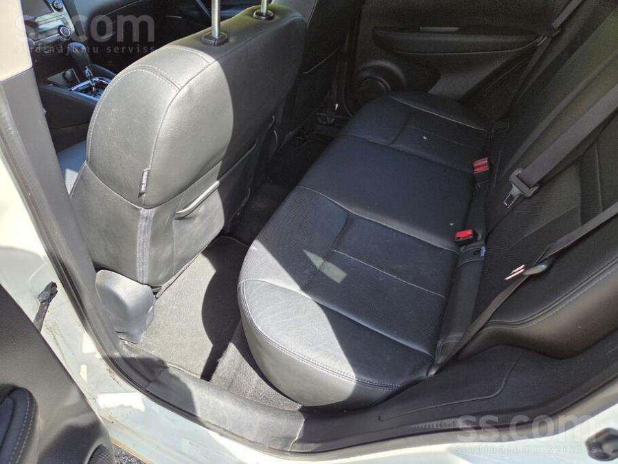 White Nissan Qashqai 2016 in Riga, with an engine capacity of 1.60 L and mileage of 239 thousand km for 9700 €, photo 16 on AUTOMOTO.COM.LV