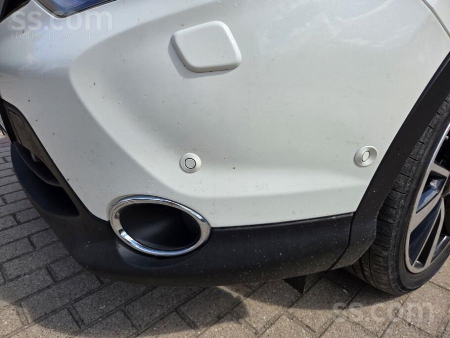White Nissan Qashqai 2016 in Riga, with an engine capacity of 1.60 L and mileage of 239 thousand km for 9700 €, photo 19 on AUTOMOTO.COM.LV