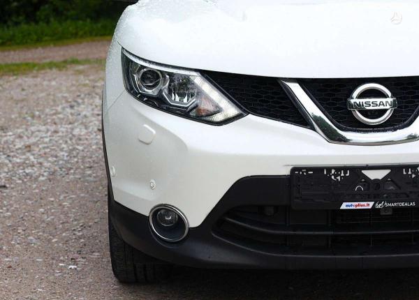 White Nissan Qashqai 2016 in Kretinga, with an engine capacity of 1.20 L and mileage of 142 thousand km for 9499 €, photo 3 on AUTOMOTO.COM.LV