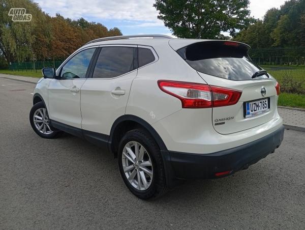 White Nissan Qashqai 2016 in Vilnius, with an engine capacity of 1.60 L and mileage of 196 thousand km for 8500 €, photo 5 on AUTOMOTO.COM.LV