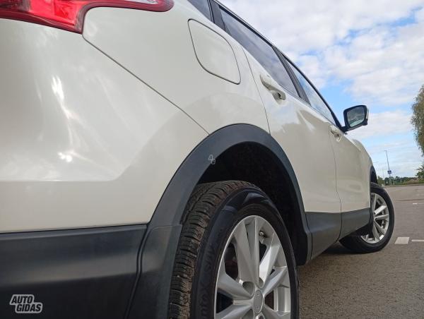 White Nissan Qashqai 2016 in Vilnius, with an engine capacity of 1.60 L and mileage of 196 thousand km for 8500 €, photo 9 on AUTOMOTO.COM.LV