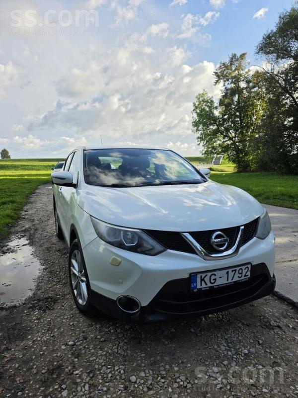 White Nissan Qashqai 2016 in Riga, with an engine capacity of 1.20 L and mileage of 118 thousand km for 7599 €, photo 1 on AUTOMOTO.COM.LV