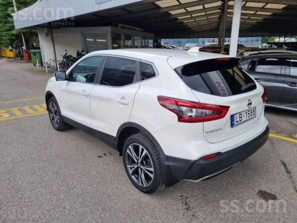 White Nissan Qashqai 2017 in Riga, with an engine capacity of 1.20 L and mileage of 45 thousand km for 11300 €, photo 4 on AUTOMOTO.COM.LV