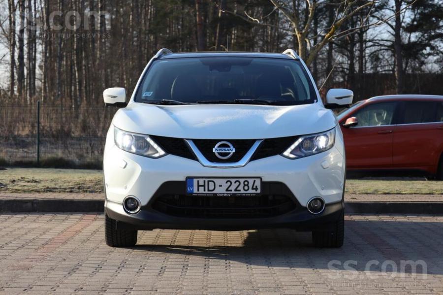 White Nissan Qashqai 2017 in Riga, with an engine capacity of 1.60 L and mileage of 238 thousand km for 10995 €, photo 2 on AUTOMOTO.COM.LV