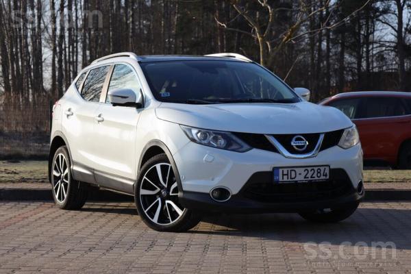 White Nissan Qashqai 2017 in Riga, with an engine capacity of 1.60 L and mileage of 238 thousand km for 10995 €, photo 3 on AUTOMOTO.COM.LV