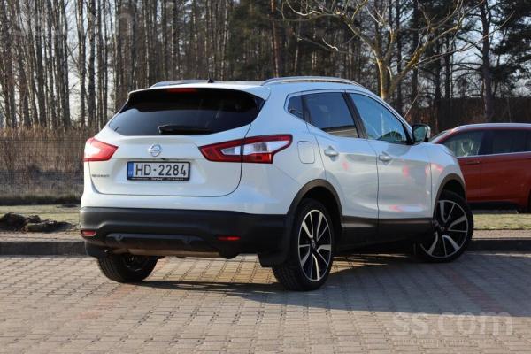 White Nissan Qashqai 2017 in Riga, with an engine capacity of 1.60 L and mileage of 238 thousand km for 10995 €, photo 4 on AUTOMOTO.COM.LV