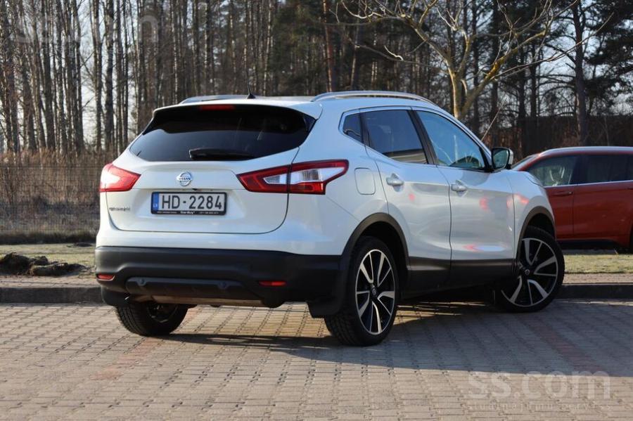 White Nissan Qashqai 2017 in Riga, with an engine capacity of 1.60 L and mileage of 238 thousand km for 10995 €, photo 4 on AUTOMOTO.COM.LV