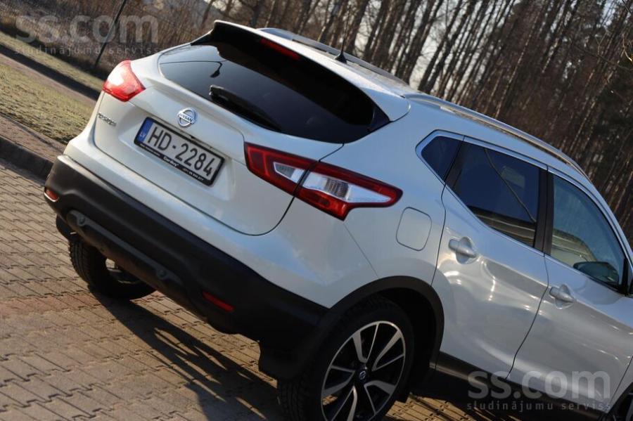 White Nissan Qashqai 2017 in Riga, with an engine capacity of 1.60 L and mileage of 238 thousand km for 10995 €, photo 5 on AUTOMOTO.COM.LV