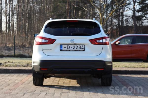 White Nissan Qashqai 2017 in Riga, with an engine capacity of 1.60 L and mileage of 238 thousand km for 10995 €, photo 6 on AUTOMOTO.COM.LV